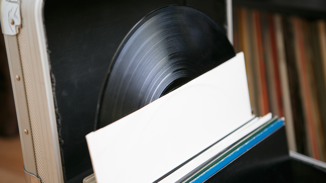 Vinyl Care on the Go: Essential Travel Tips for Enthusiasts - Vinylitic