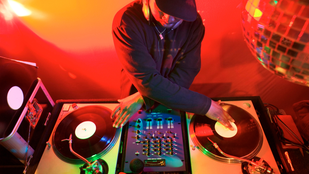 Vinyl's Impact on DJ Culture: Mixing and Scratching Exploration - Vinylitic